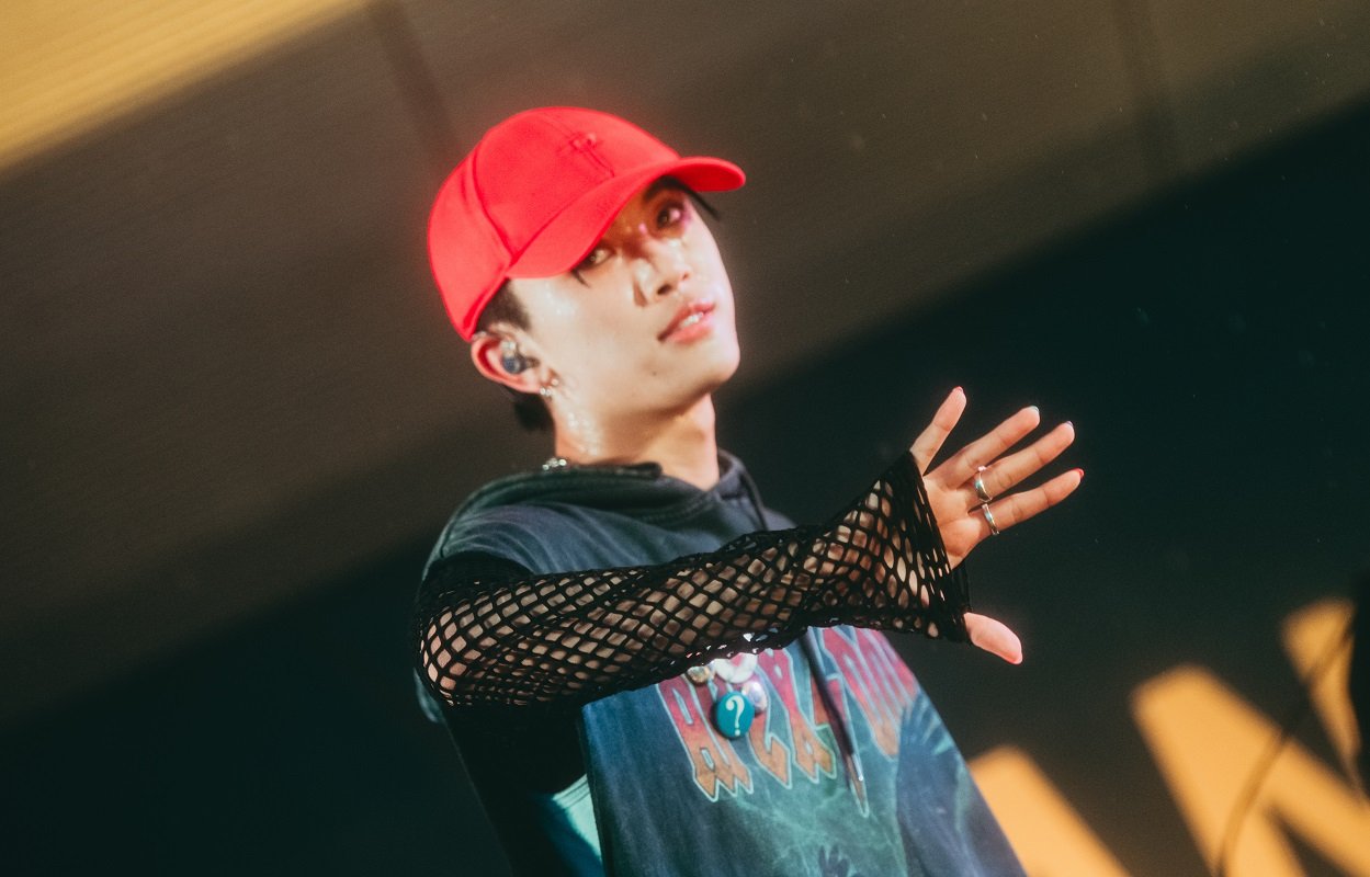 OWV × DXTEEN 豪雨予報を覆し、晴れ間が広がる一夜のライブ OCEAN MARKET FES 2025 「OWV x DXTEEN 海沿いの野外ツーマンライブ」 オフィシャルライブ ...